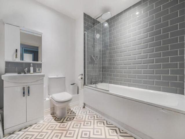 2 bedroom flat for sale in School Meadow, Guildford, Surrey, GU2