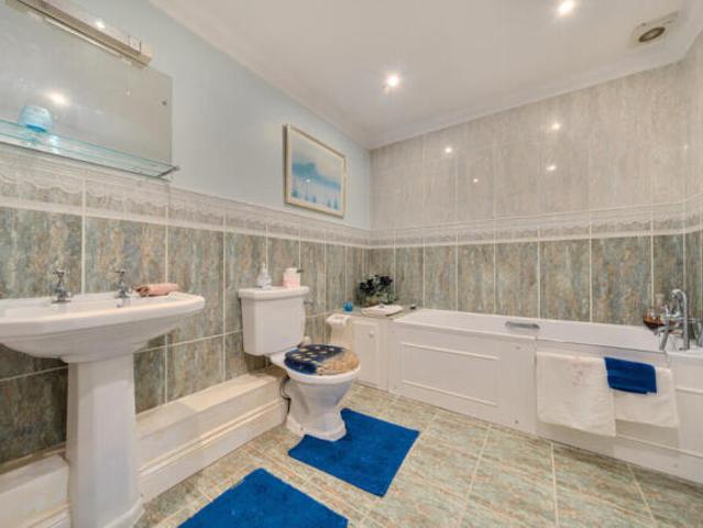 2 bedroom flat for sale in School Road, Bursledon, Southampton, Hampshire, SO31