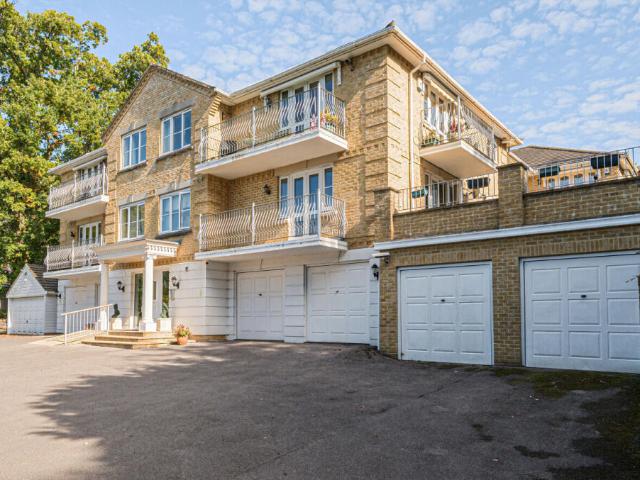 2 bedroom flat for sale in School Road, Bursledon, Southampton, Hampshire, SO31