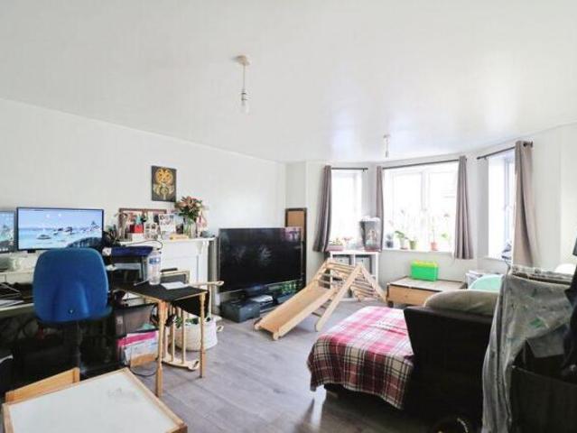 2 bedroom flat for sale in Scholars Walk, Langley, SL3