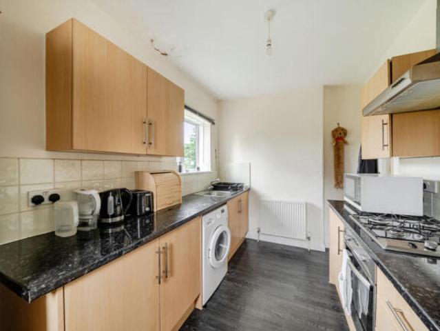 2 bedroom flat for sale in Sandringham Crescent, Alwoodley, Leeds, LS17