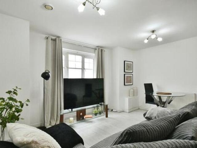 2 Bedroom Flat For Sale In Salford, Greater Manchester