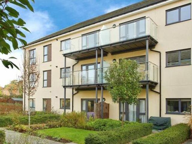 2 Bedroom Flat For Sale In Sarisbury Green, Hampshire
