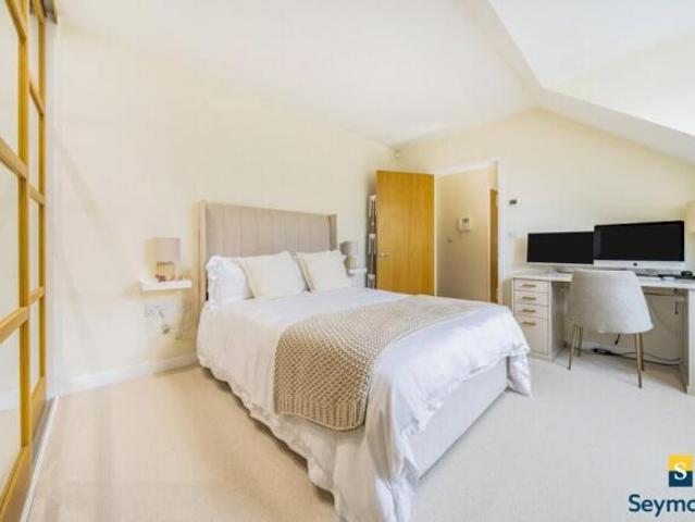 2 bedroom flat for sale in Semaphore Road, Guildford, Surrey, GU1