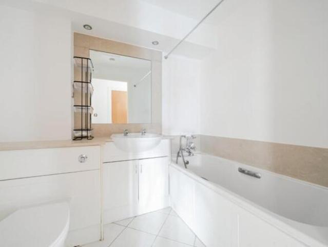 2 bedroom flat for sale in Seven Kings Way, Kingston Upon Thames, Surrey, KT2