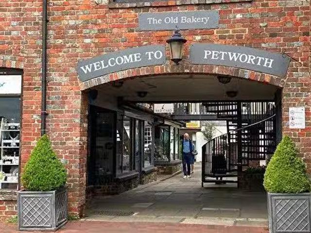 2 Bedroom Flat For Sale In Seymour Mews, Petworth, GU28