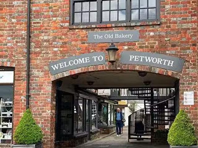 2 Bedroom Flat For Sale In Seymour Mews, Petworth, GU28
