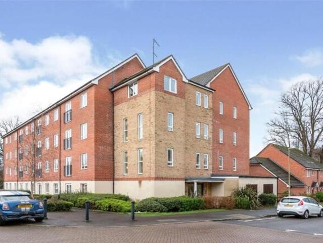 2 bedroom flat for sale in Skippetts Gardens, Basingstoke, Hampshire, RG21