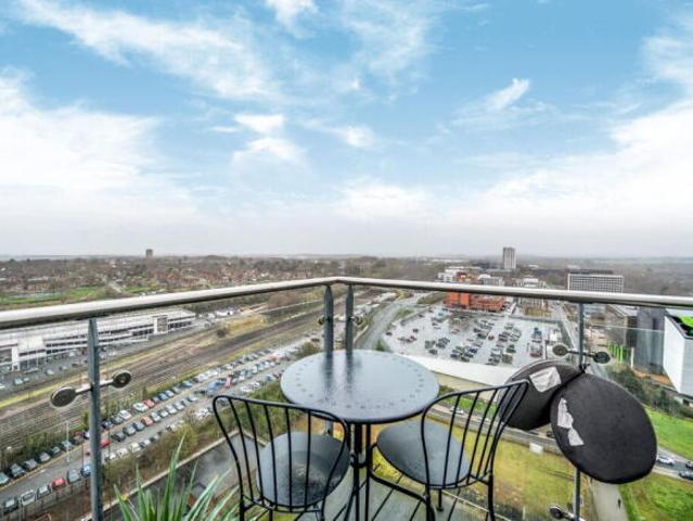 2 bedroom flat for sale in Skyline Plaza, Basingstoke, RG21