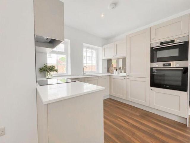 2 bedroom flat for sale in Shooters Hill, Woolwich, SE18