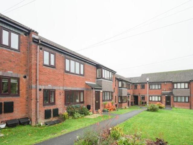 2 bedroom flat for sale in Shaw Royd Court, Leeds, LS19