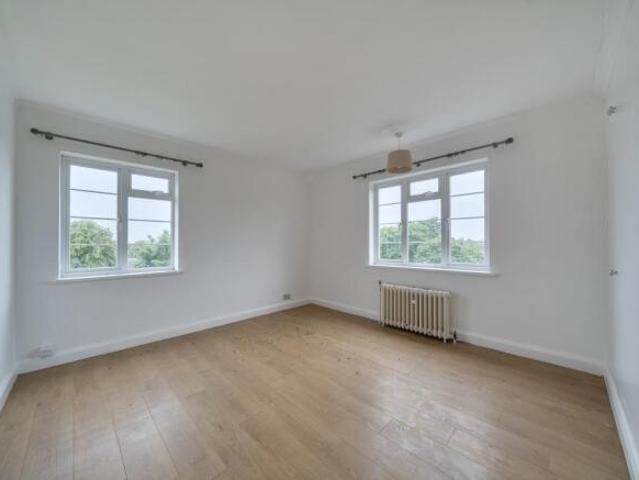 2 bedroom flat for sale in Sheen Court, Richmond, TW10