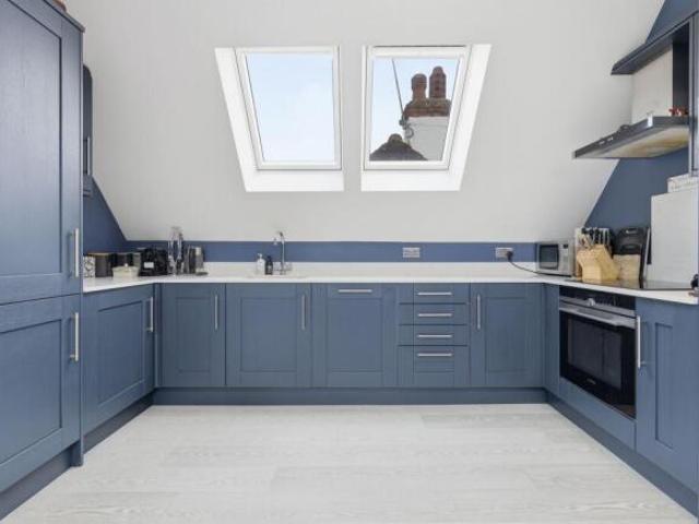 2 bedroom flat for sale in Shenfield Road, Shenfield, CM15