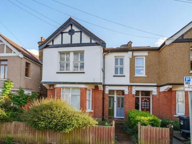 2 Bedroom Flat For Sale In South Woodford, London