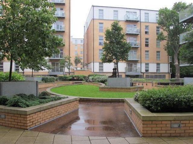 2 Bedroom Flat For Sale In South Woodford, London