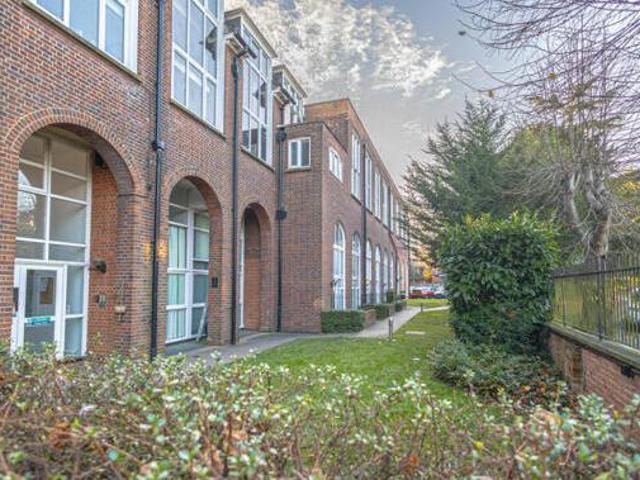 2 Bedroom Flat For Sale In Southend on sea