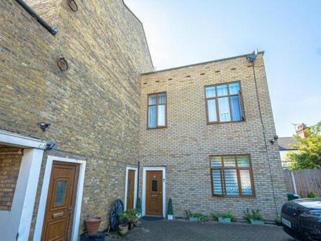2 Bedroom Flat For Sale In Southend on sea