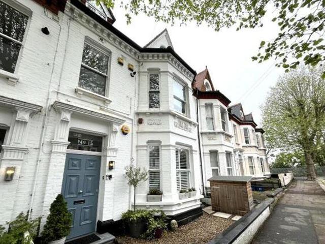 2 Bedroom Flat For Sale In Southend on sea, Essex