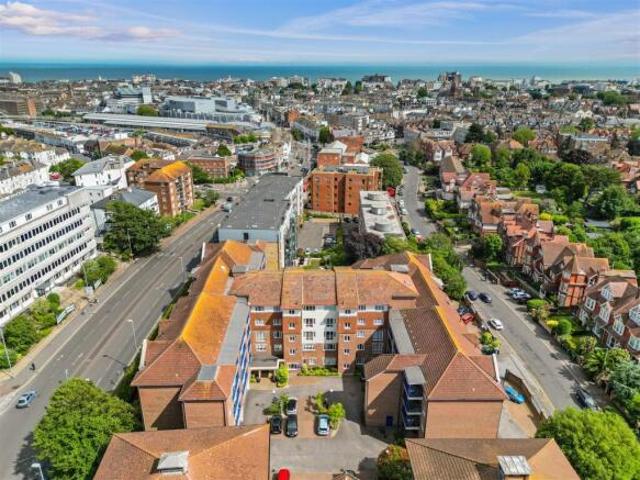 2 bedroom flat for sale in Southfields Road, Eastbourne, BN21