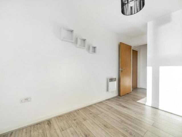 2 bedroom flat for sale in Slough, Berkshire, SL2