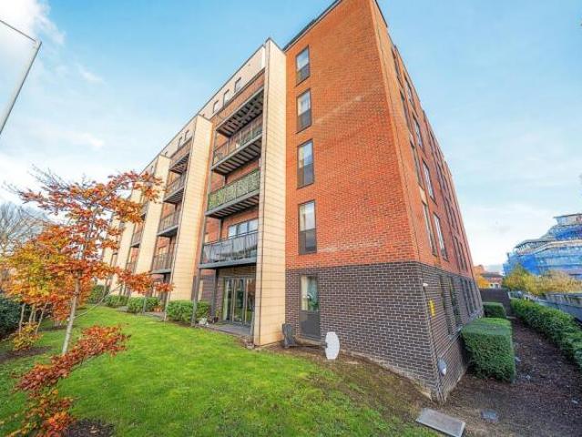 2 bedroom flat for sale in Slough, Berkshire, SL2