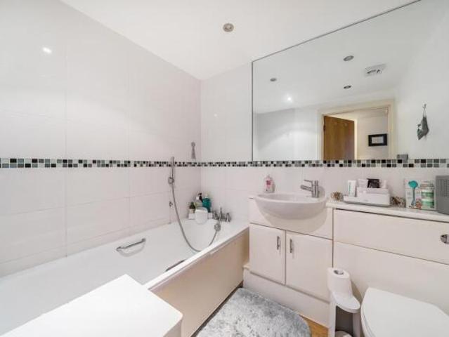 2 bedroom flat for sale in Slough, SL1