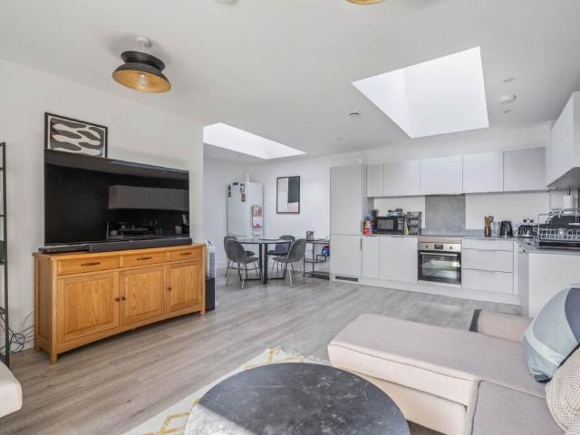 2 bedroom flat for sale in Sloane Court, North Watford, WD24