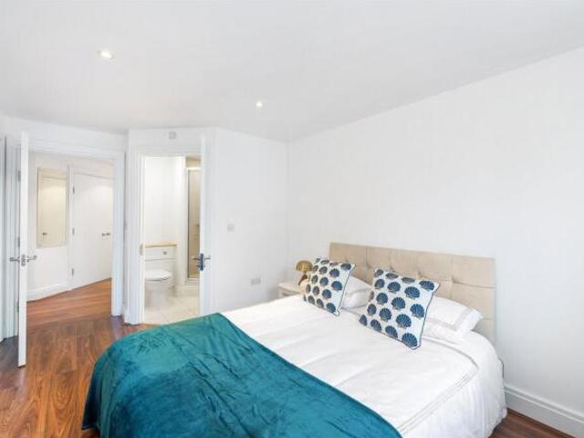 2 bedroom flat for sale in Smugglers Way, Wandsworth, SW18