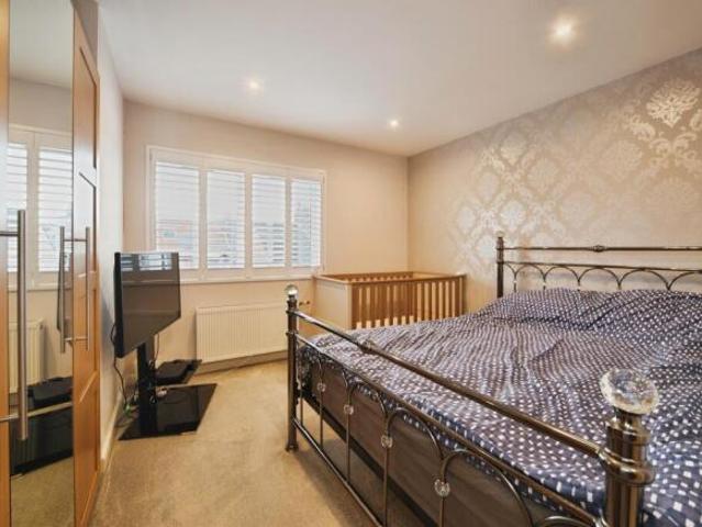 2 bedroom flat for sale in St. Albans Road, Watford, WD24