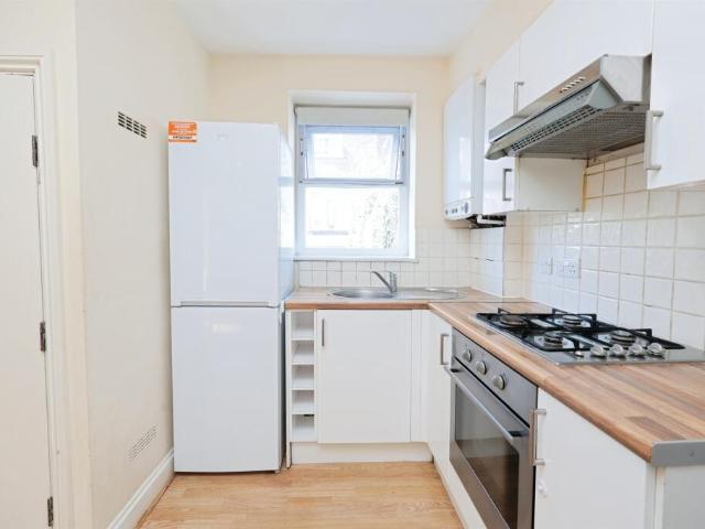 2 bedroom flat for sale in St. Albans Road, Watford, WD24