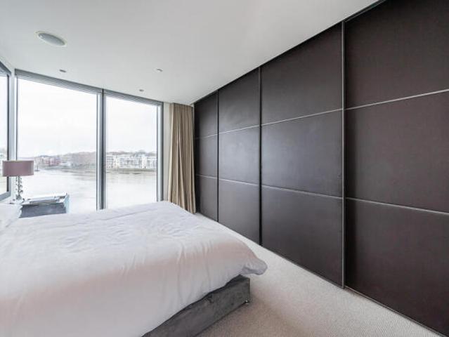 2 bedroom flat for sale in St. George Wharf, London, SW8