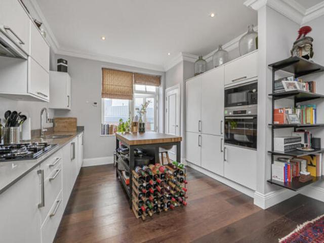 2 bedroom flat for sale in St. John's Road, London, SW11