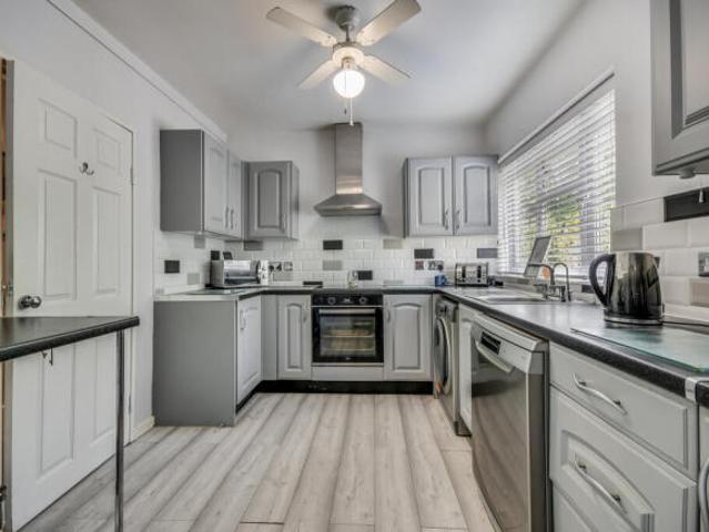 2 bedroom flat for sale in St Stephens Crescent, Brentwood, CM13