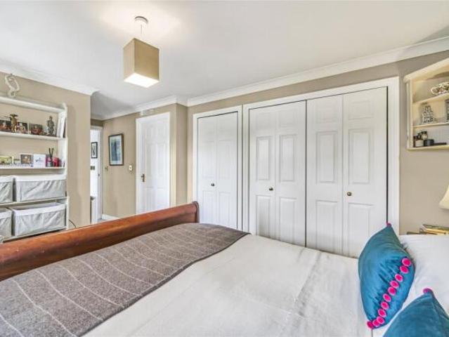 2 bedroom flat for sale in Stockwell Green, London, SW9