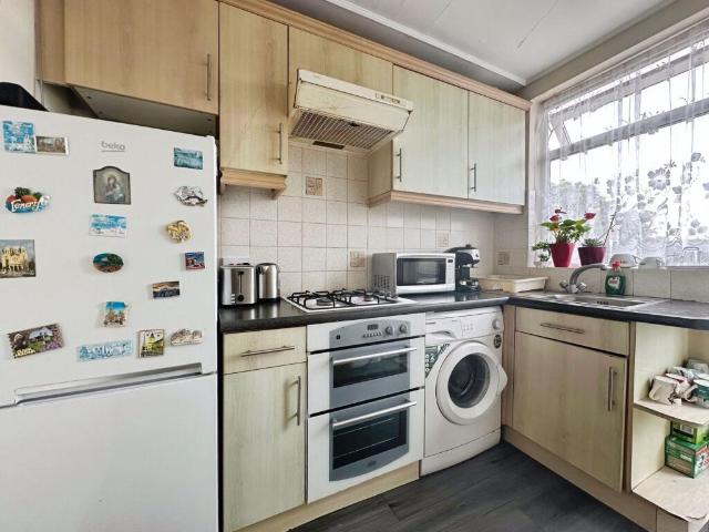 2 bedroom flat for sale in Stonegrove, Edgware, HA8