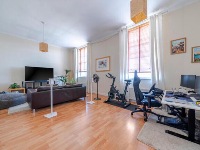 2 bedroom flat for sale in Stoneleigh Court, Shadwell, Leeds, LS17