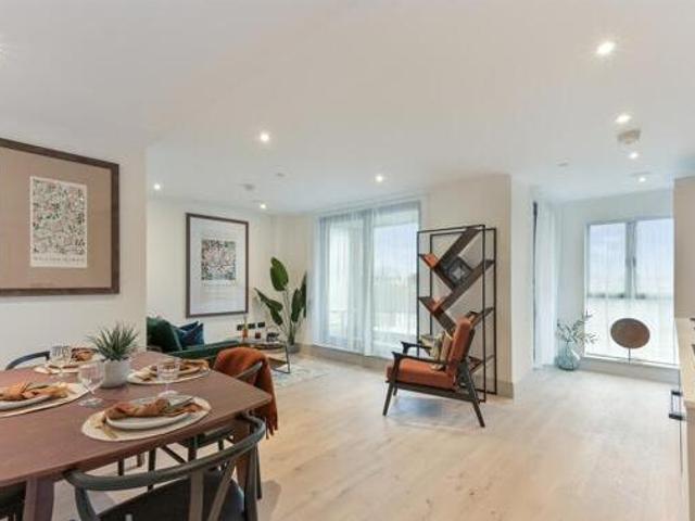 2 Bedroom Flat For Sale In Station Road