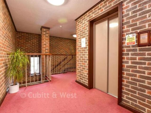 2 bedroom flat for sale in Station Road, Sutton, Surrey, SM2