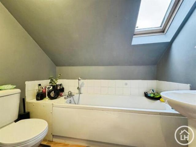 2 bedroom flat for sale in Station Road, Rainham, Gillingham, ME8