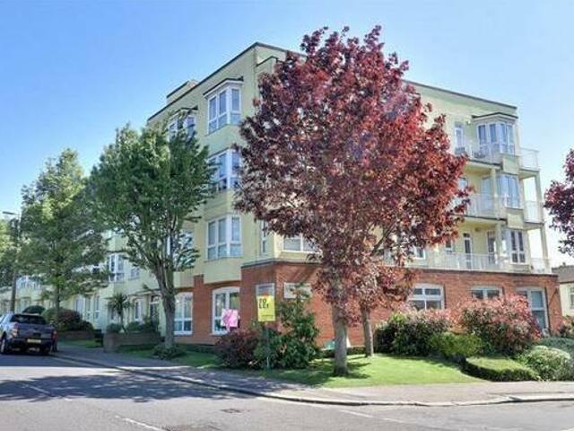2 bedroom flat for sale in Station Road WestcliffOnSea SS0