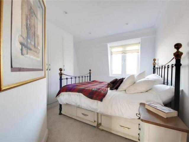2 bedroom flat for sale in Steyne Gardens, Worthing, West Sussex, BN11