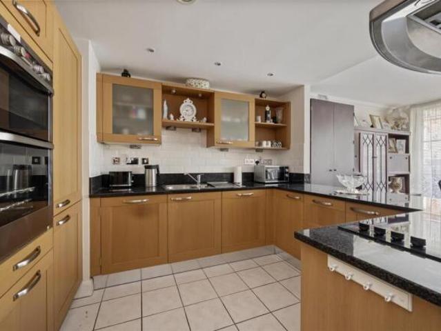 2 bedroom flat for sale in Steyne Gardens, Worthing, BN11