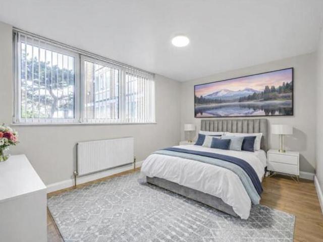 2 bedroom flat for sale in Streatham Common North, SW16