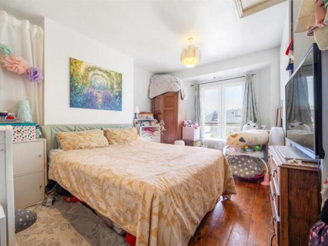 2 bedroom flat for sale in Sunny Bank, South Norwood, London, SE25