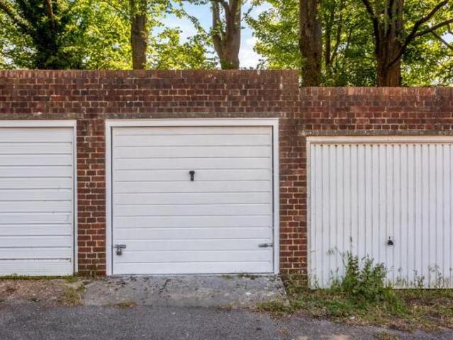 2 bedroom flat for sale in Surrenden Holt, Brighton, BN1