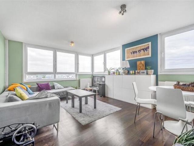 2 bedroom flat for sale in Surrey Lane, London, SW11