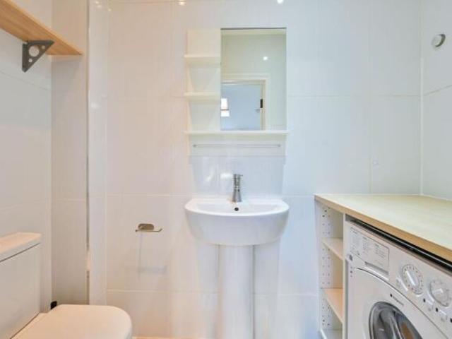 2 bedroom flat for sale in Surrey Square, Elephant and Castle, London, SE17