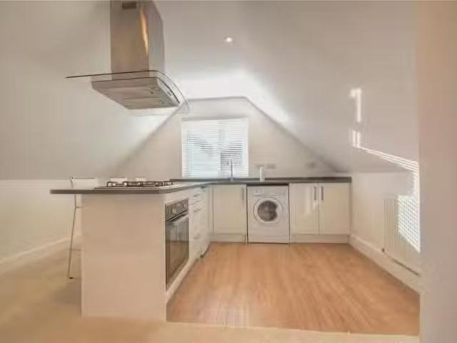 2 Bedroom Flat For Sale In Susinteraction Road, Petersfield, H.