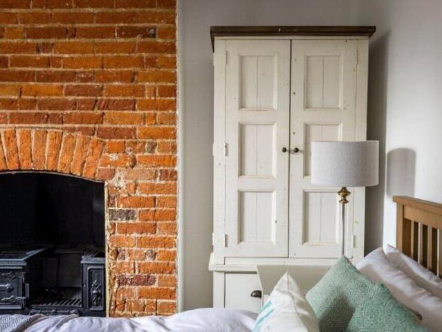 2 bedroom flat for sale in Sydney Road, Guildford, Surrey, GU1