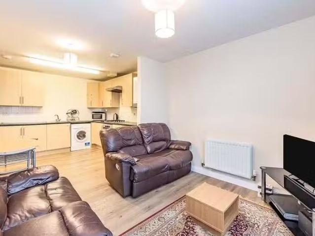 2 bedroom Flat for sale, Queen Marys Avenue, Watford, WD18 £3.